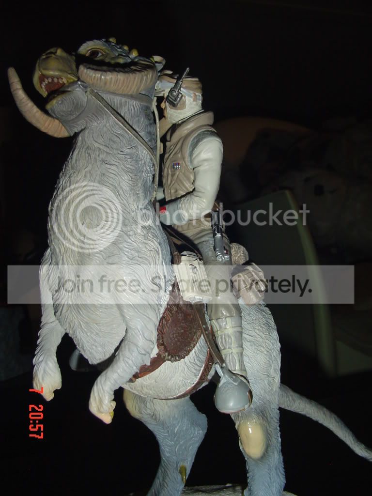 Luke on TaunTaun statue - Statue Forum