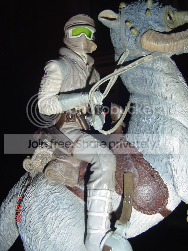 Luke on TaunTaun statue - Statue Forum