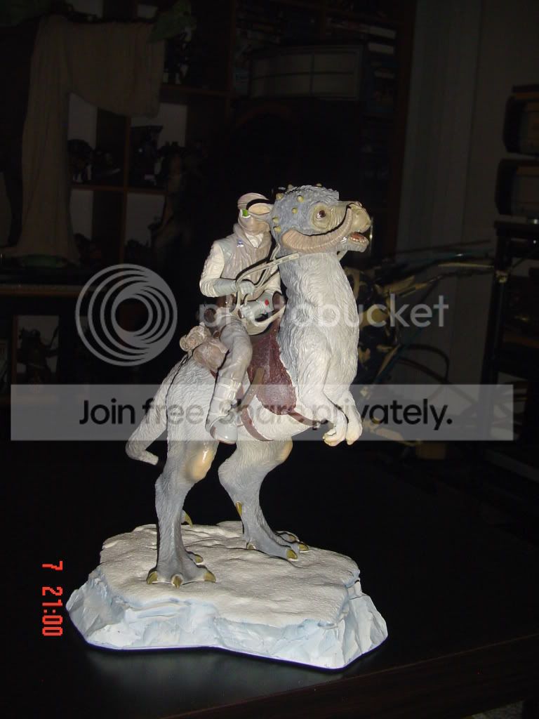 Luke on TaunTaun statue - Statue Forum